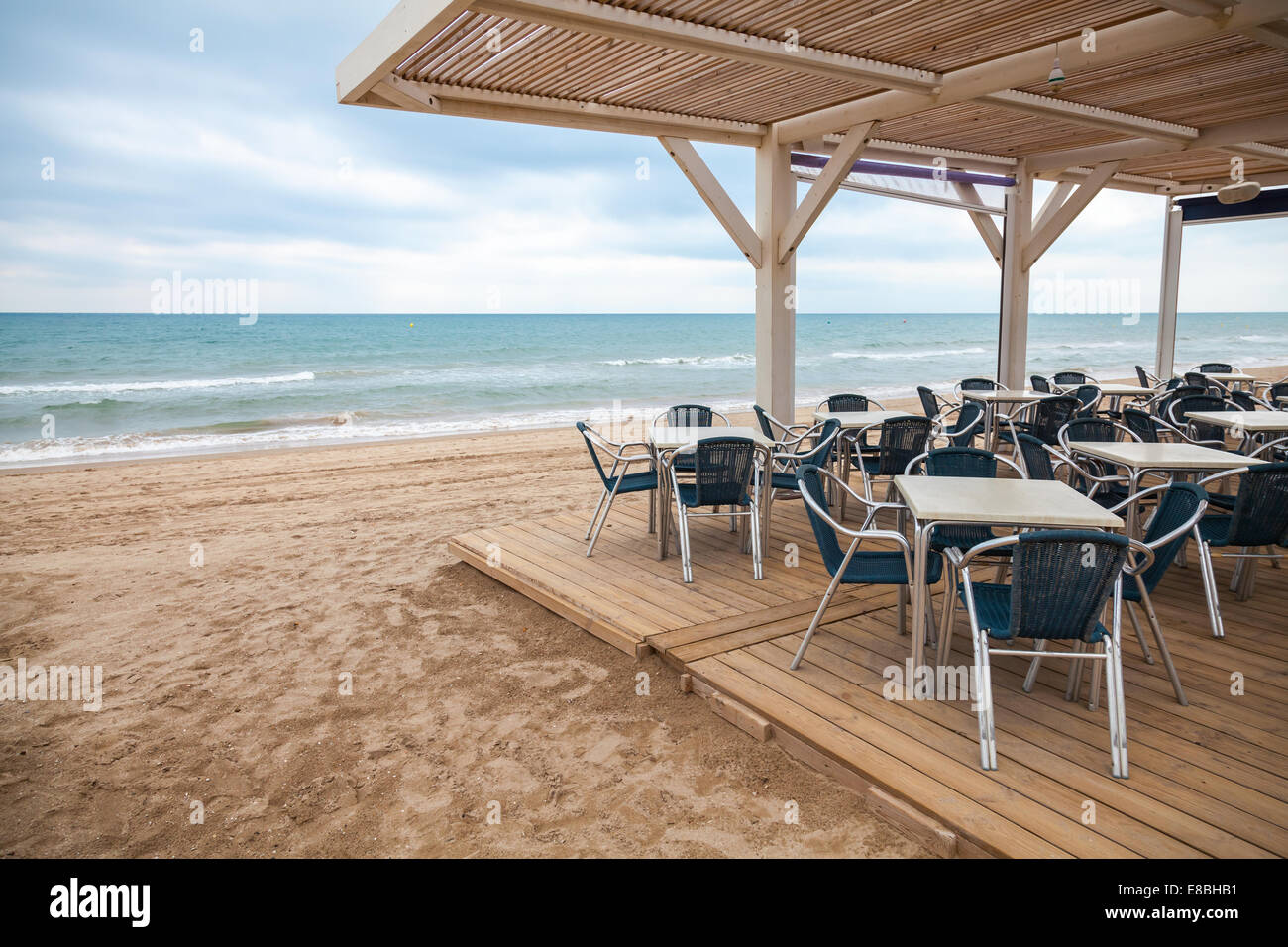 Côté mer bar intérieur avec plancher en bois et de fauteuils en métal ...