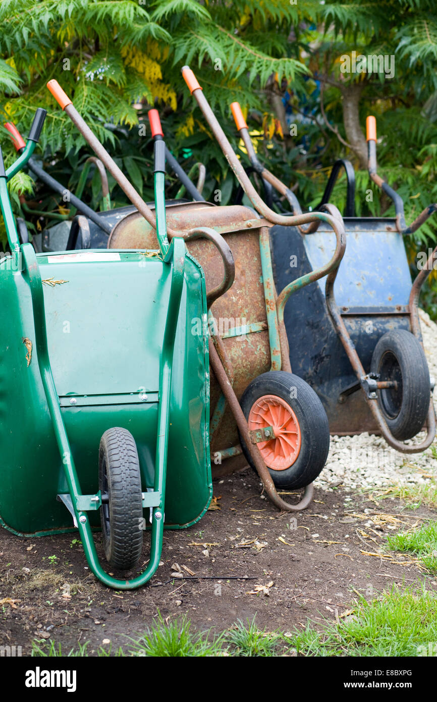 Brouettes en bois Banque de photographies et d’images à haute ...