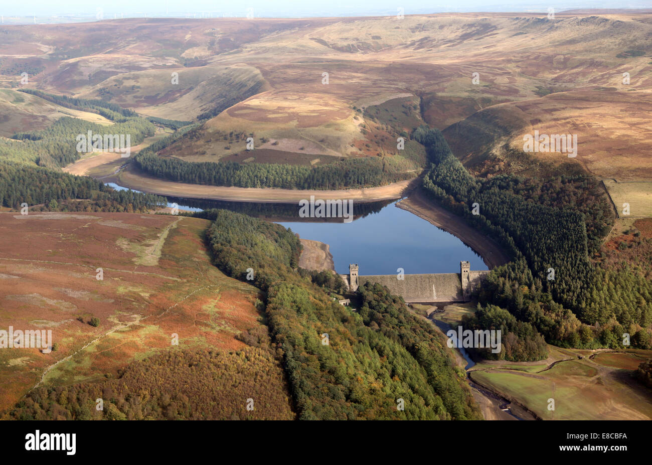 Vue aérienne de Ladybower Reservoir dans le Derbyshire Peak District où ...