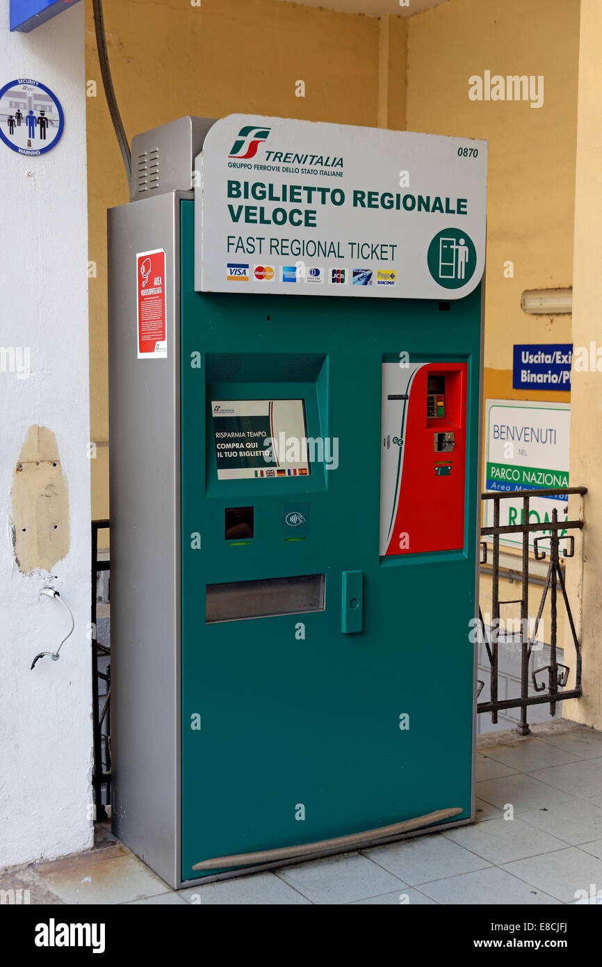 Italian train ticket machine Banque de photographies et d’images à ...