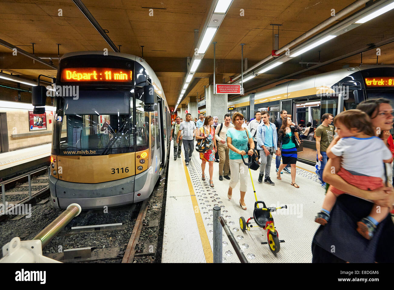 Rogier metro station Banque de photographies et d’images à haute ...