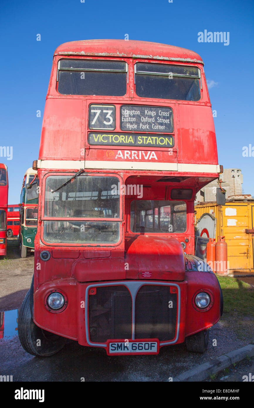Vieux bus londonien rouge Banque de photographies et d’images à haute ...