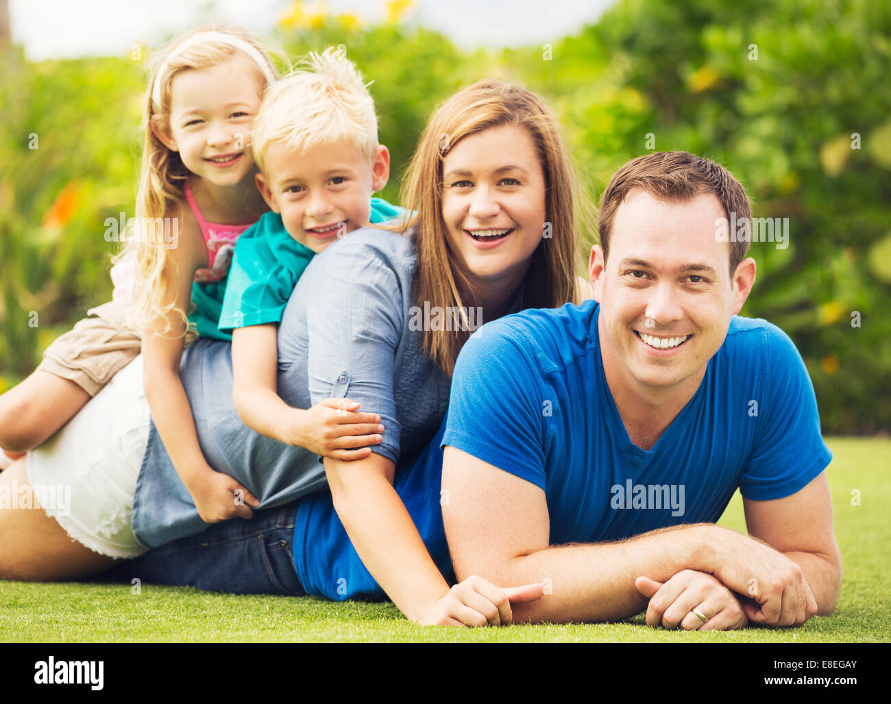 Maman Et Papa Avec Leurs Deux Enfants Banque d'image et photos - Alamy