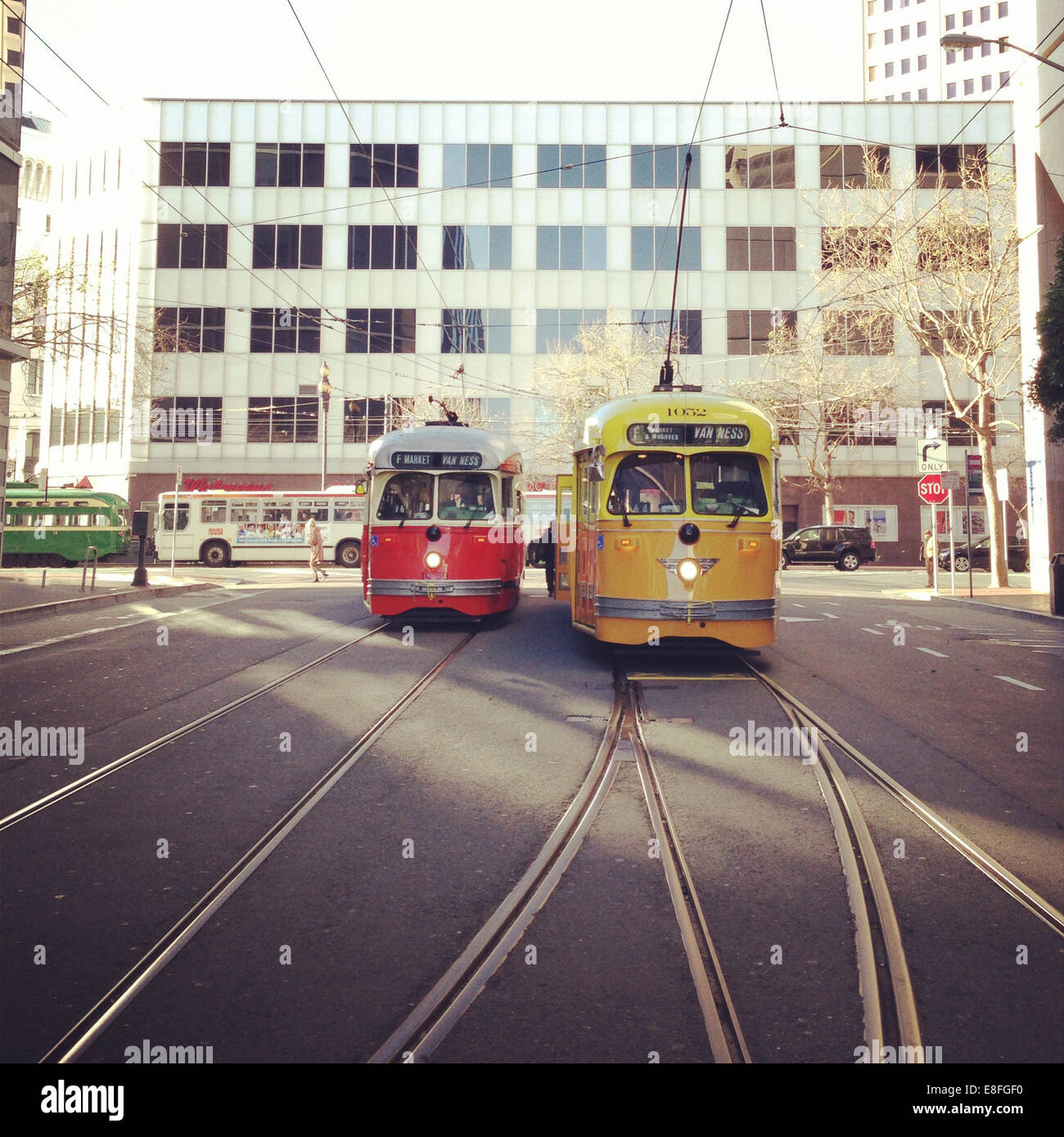 Bus trains Banque de photographies et d’images à haute résolution - Alamy