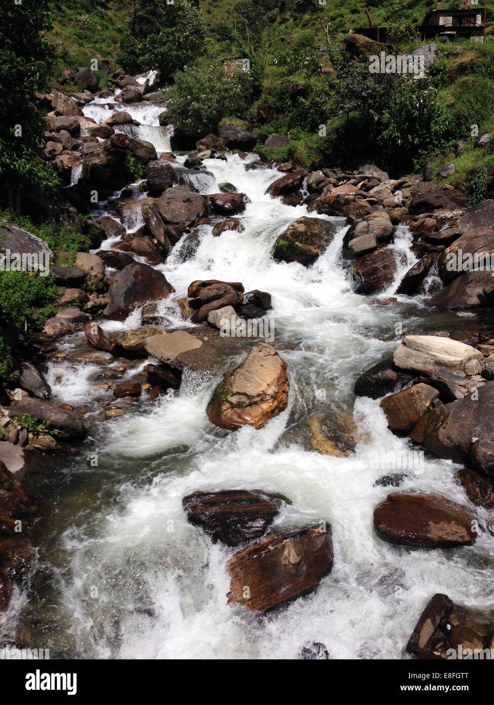 Rivière qui coule sur les rochers Banque de photographies et d’images à ...