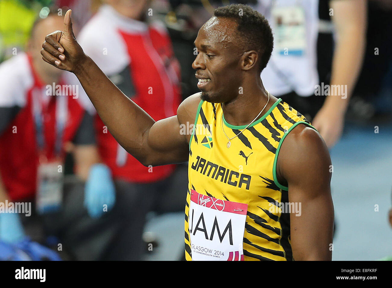 Usain Bolt (JAM) exécute la quatrième patte et aide son équipe se ...