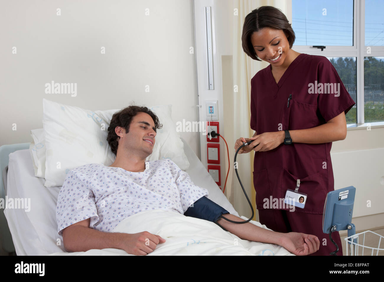 Le sang de l'infirmière à l'hôpital de pression Photo Stock - Alamy