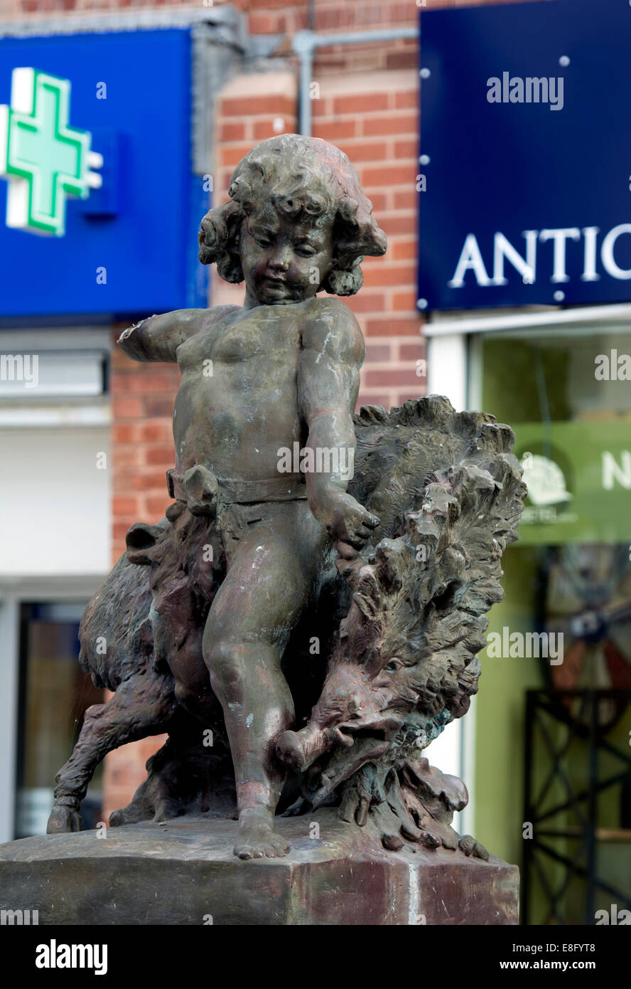 Dryad et statue de sanglier avec bras cassé, High Street, Worcester ...
