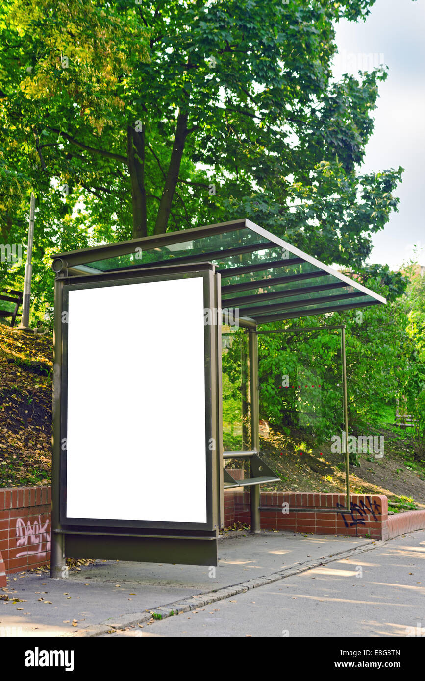 Abri bus vide vide comme l'affiche avec copie espace urbain, la ...