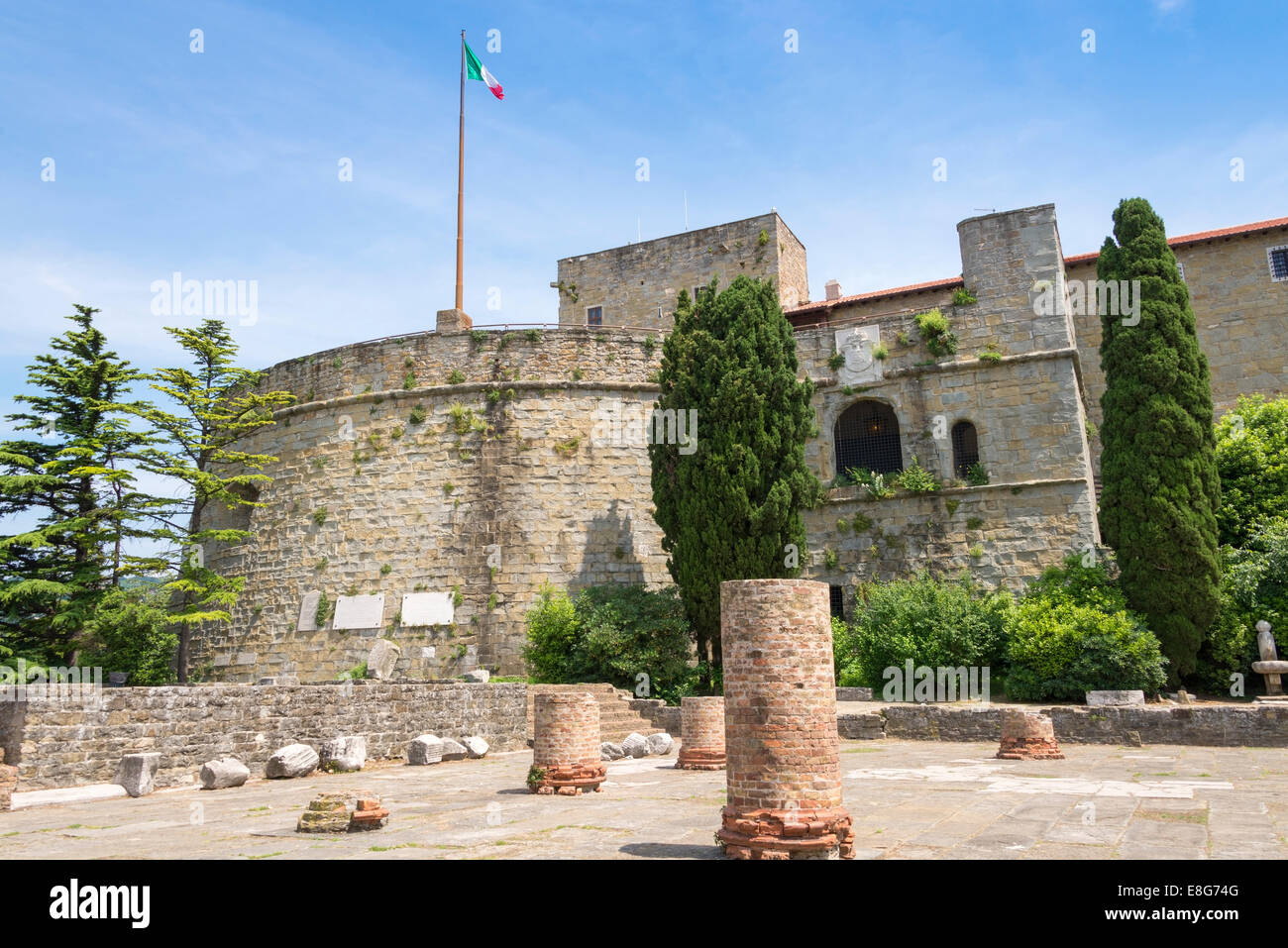 Ruine chateau italie Banque de photographies et d’images à haute ...