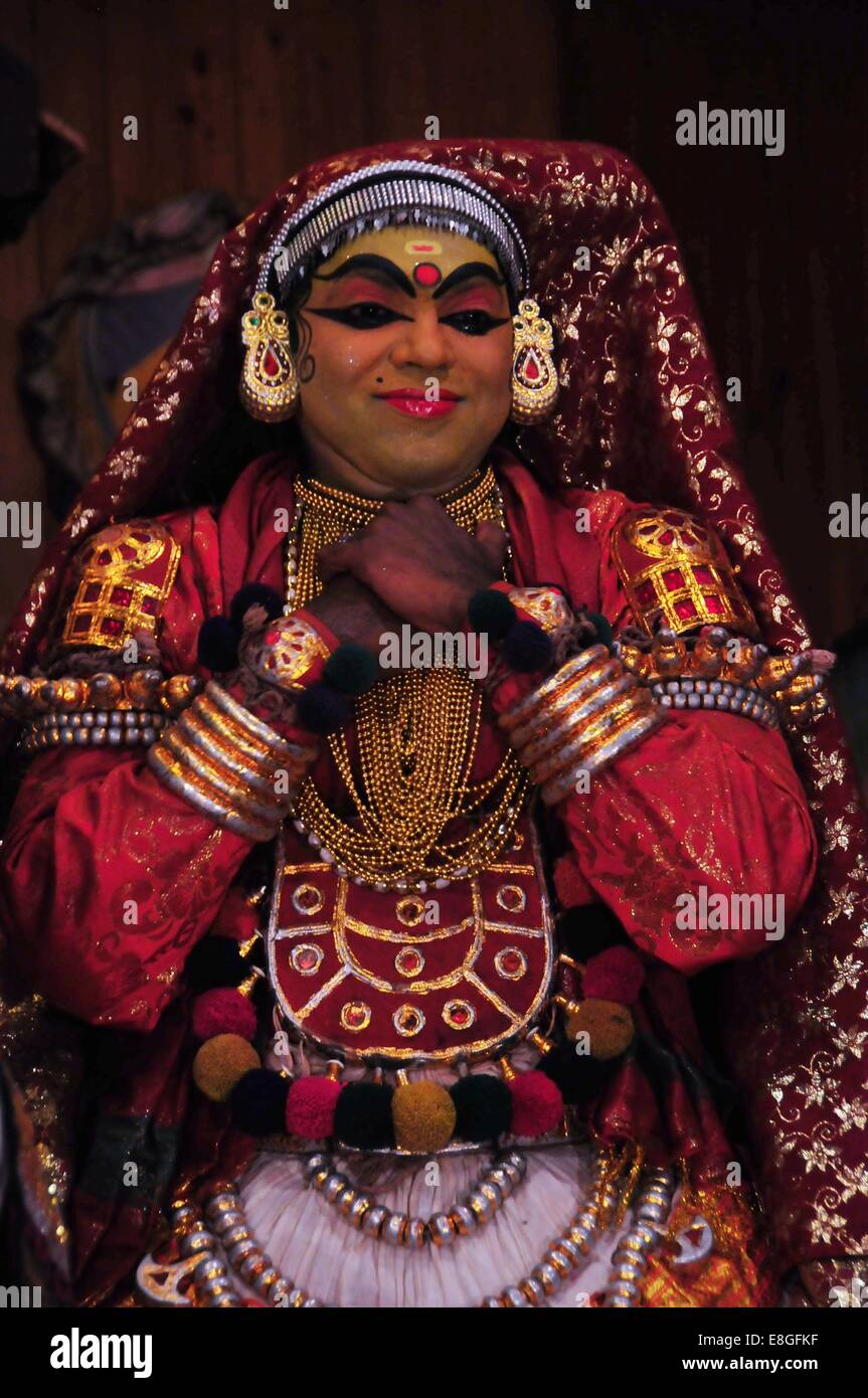 Cochin, Inde. Oct 7, 2014. Un des danseurs de Kathakali effectue à ...