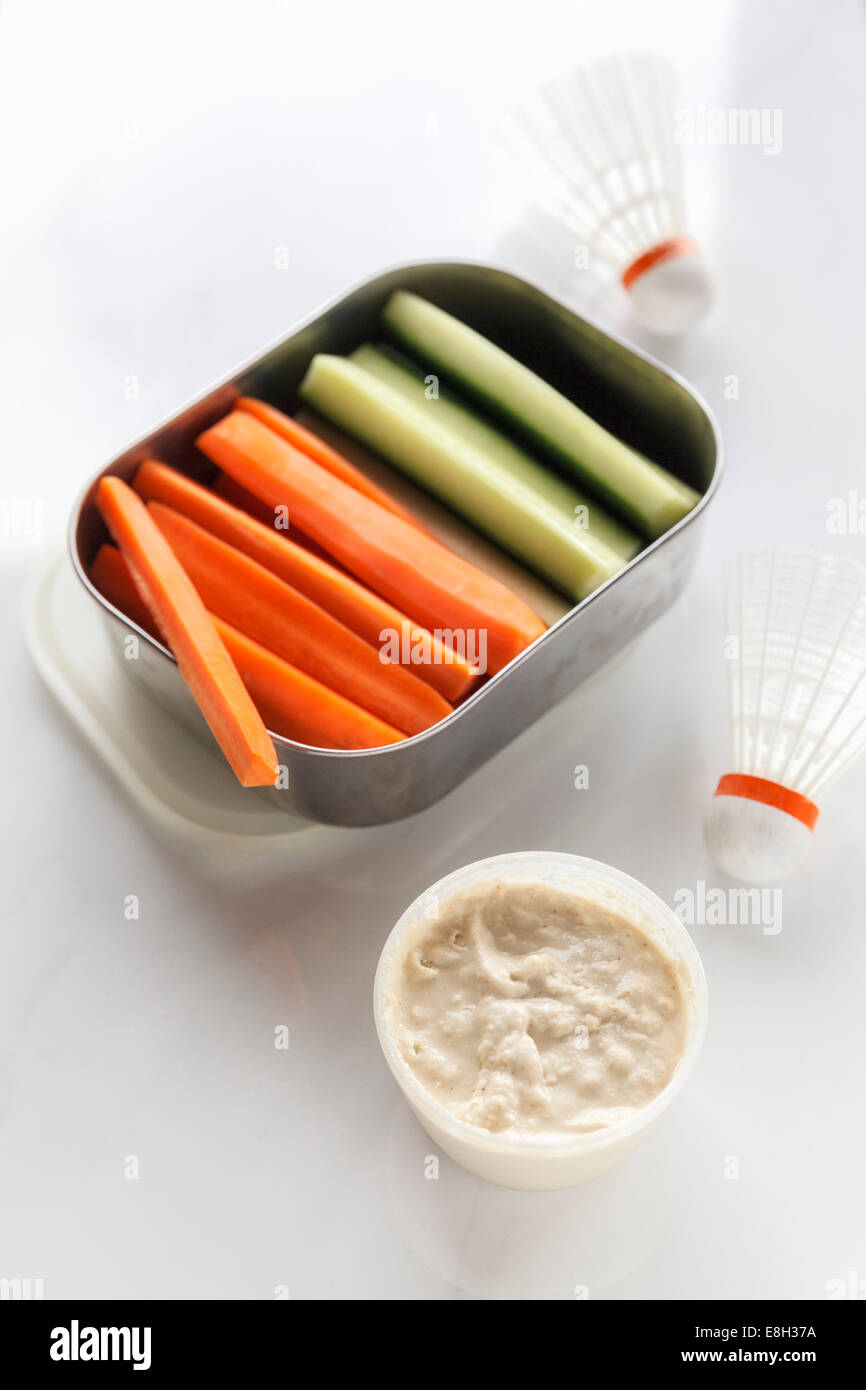 Shuttlecox, fort de concombre et des bâtonnets de carotte et un bol de ...