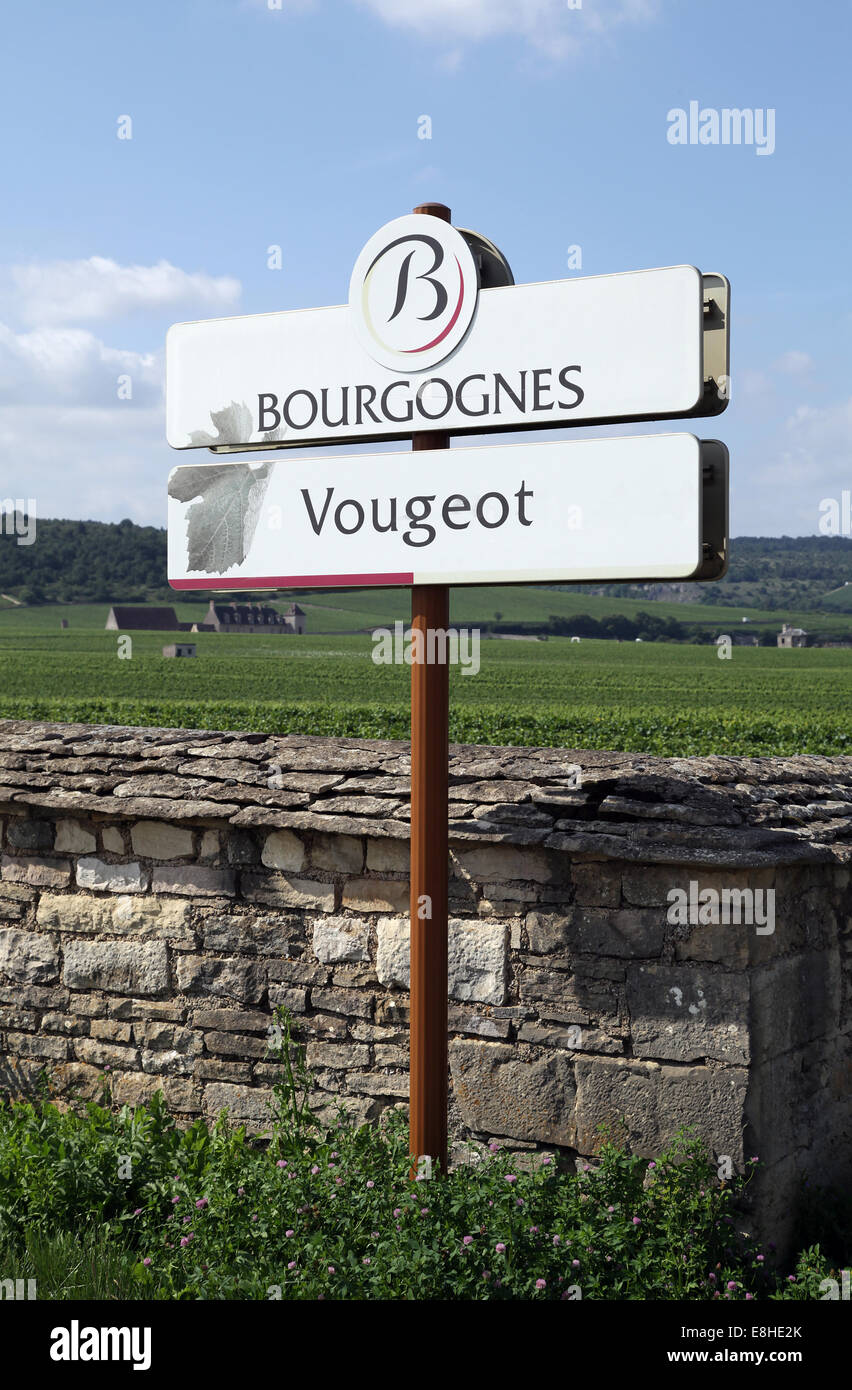 Panneau routier Vougeot pour la Route des Grands Crus de la grande ...