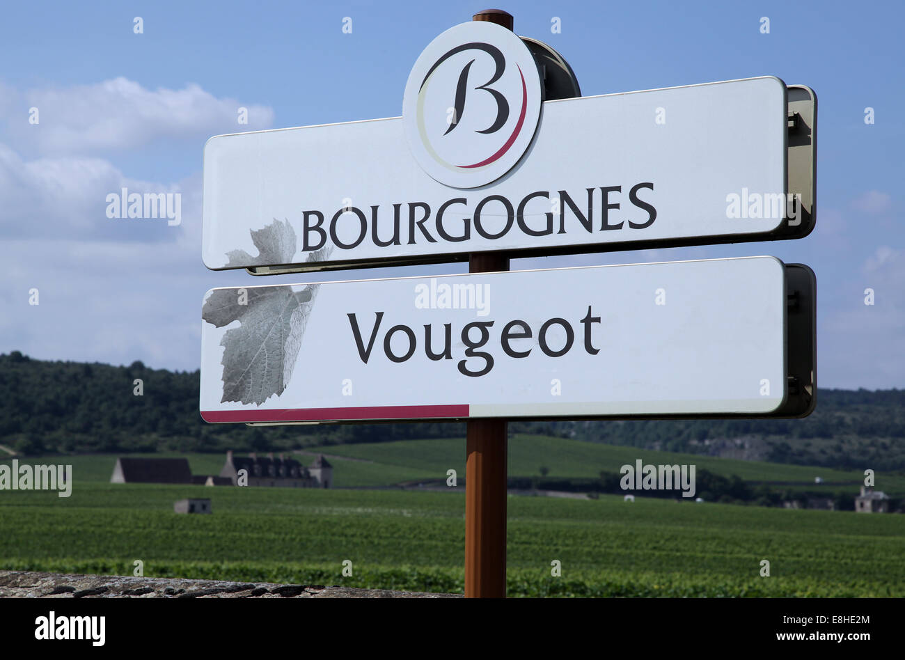 Panneau routier Vougeot pour la Route des Grands Crus de la grande ...