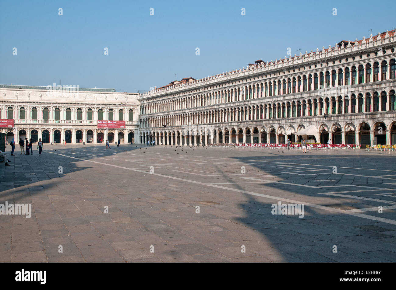 La Place St Marc Venise Italie presque vide au petit matin avec le ...