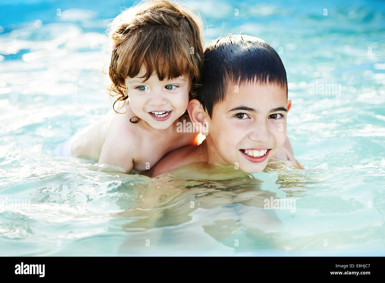 Frere Soeur Piscine Banque Dimage Et Photos Alamy