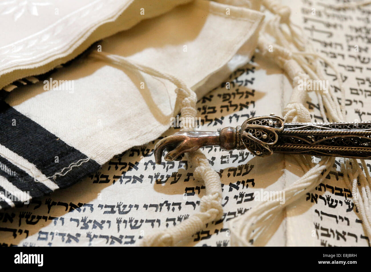 Torah scroll yad torah pointer Banque de photographies et d’images à ...