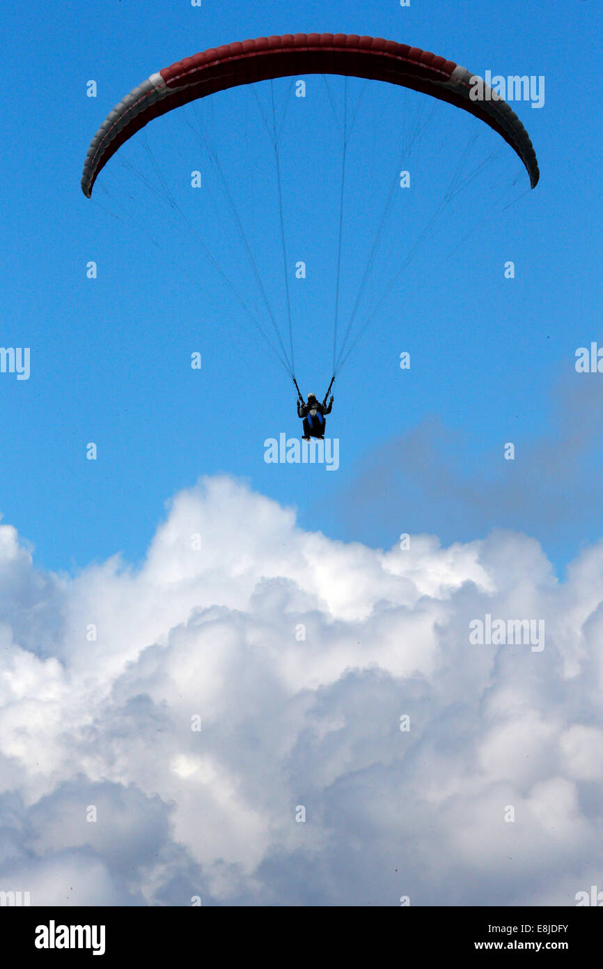 Un homme parapente Banque de photographies et d’images à haute ...