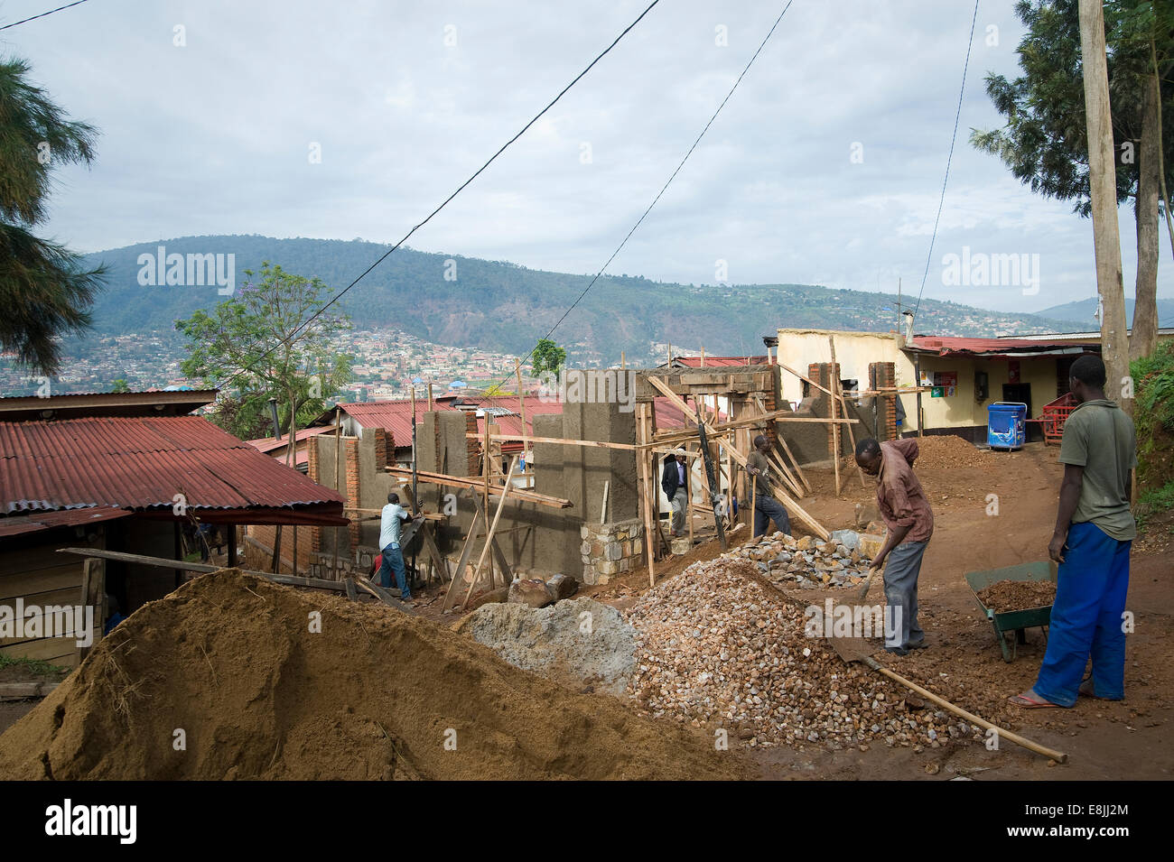 RWANDA, KIGALI : Kigali est une ville vallonnée très vert avec de la ...