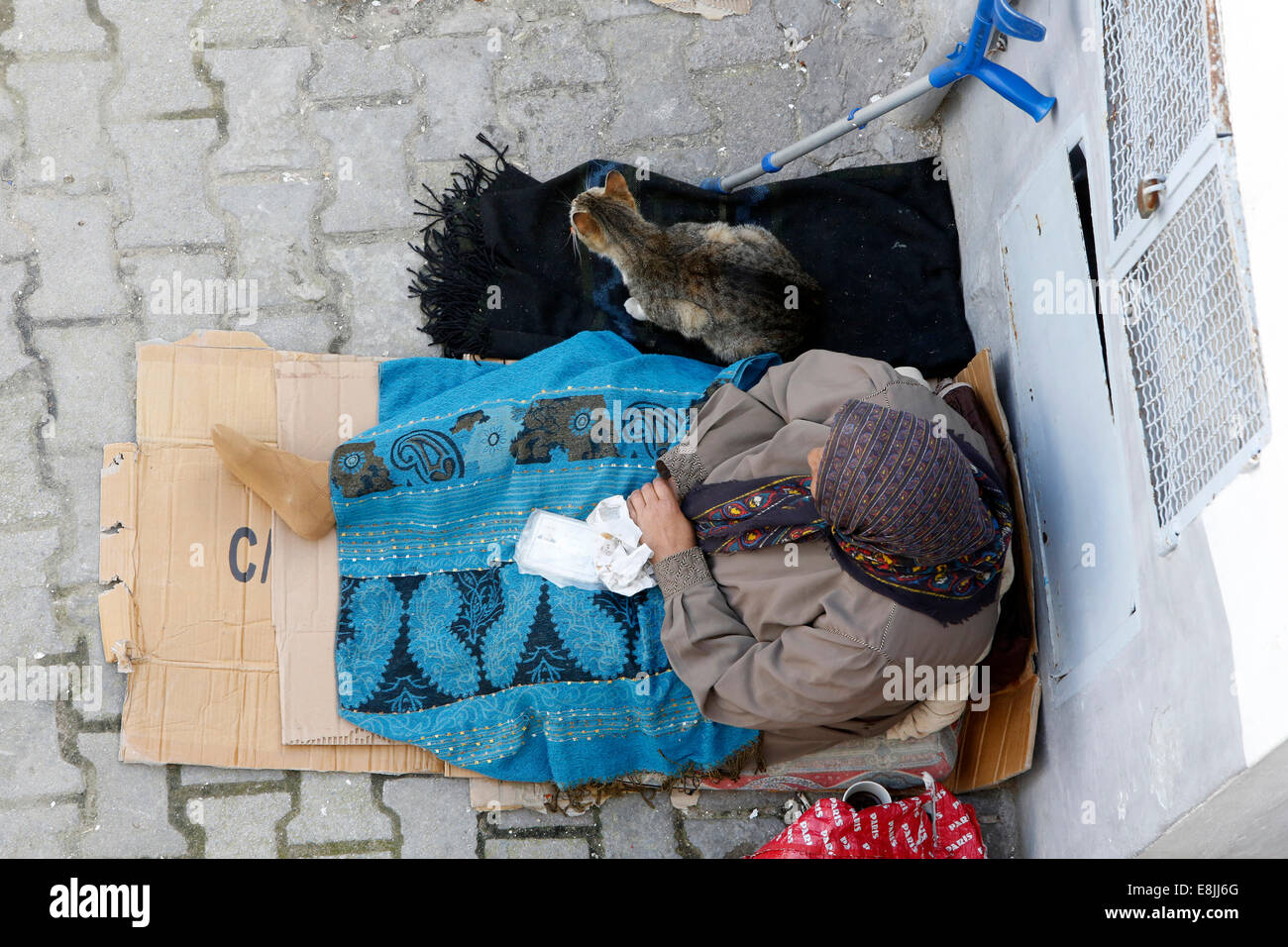 Femme arabe mendiant Banque de photographies et d’images à haute ...