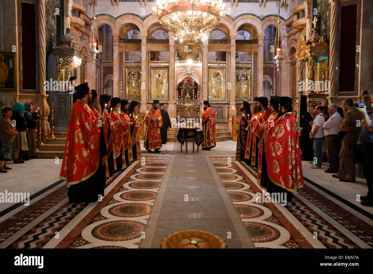 L'église Saint-Sépulcre. Le catholicon grec orthodoxe. Messe orthodoxe ...