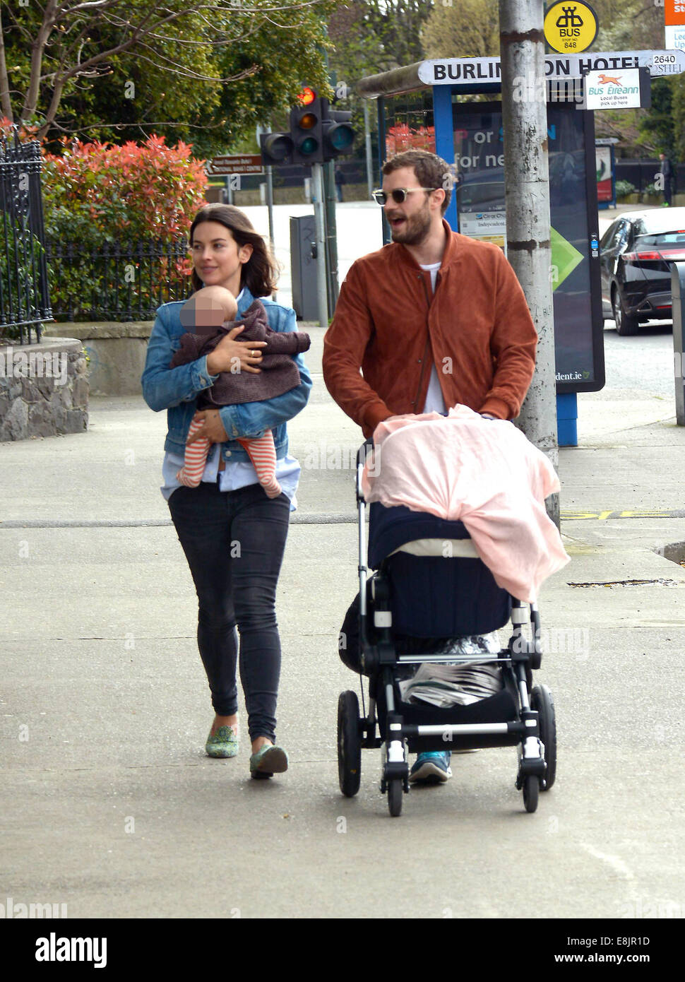 50 nuances de Grey acteur Jamie Dornan prend une promenade avec sa ...