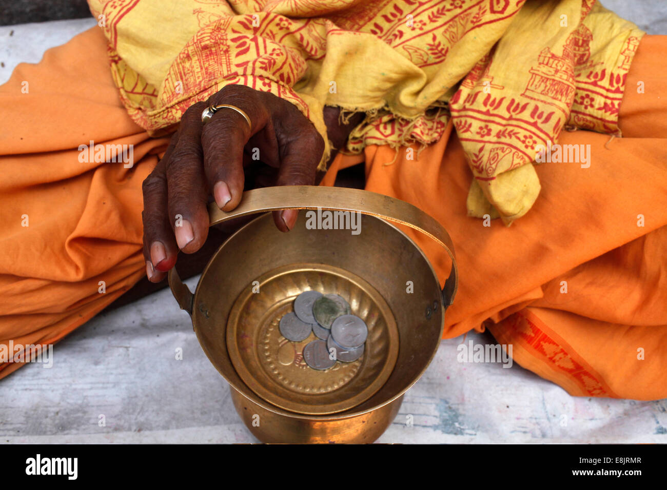 Mendiant devant un temple Banque de photographies et d’images à haute ...