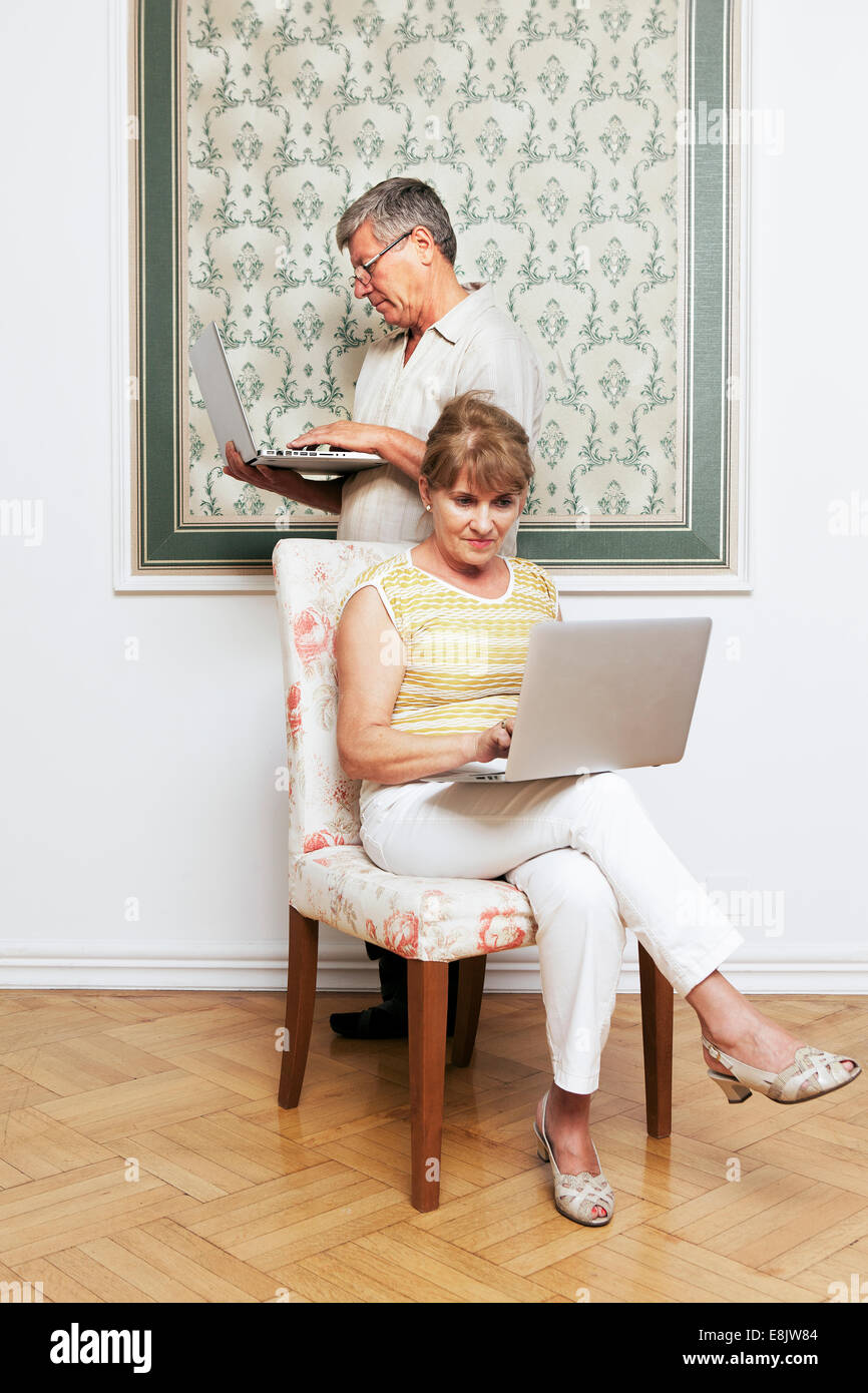 Femme assise regarde derriere Banque de photographies et d’images à ...