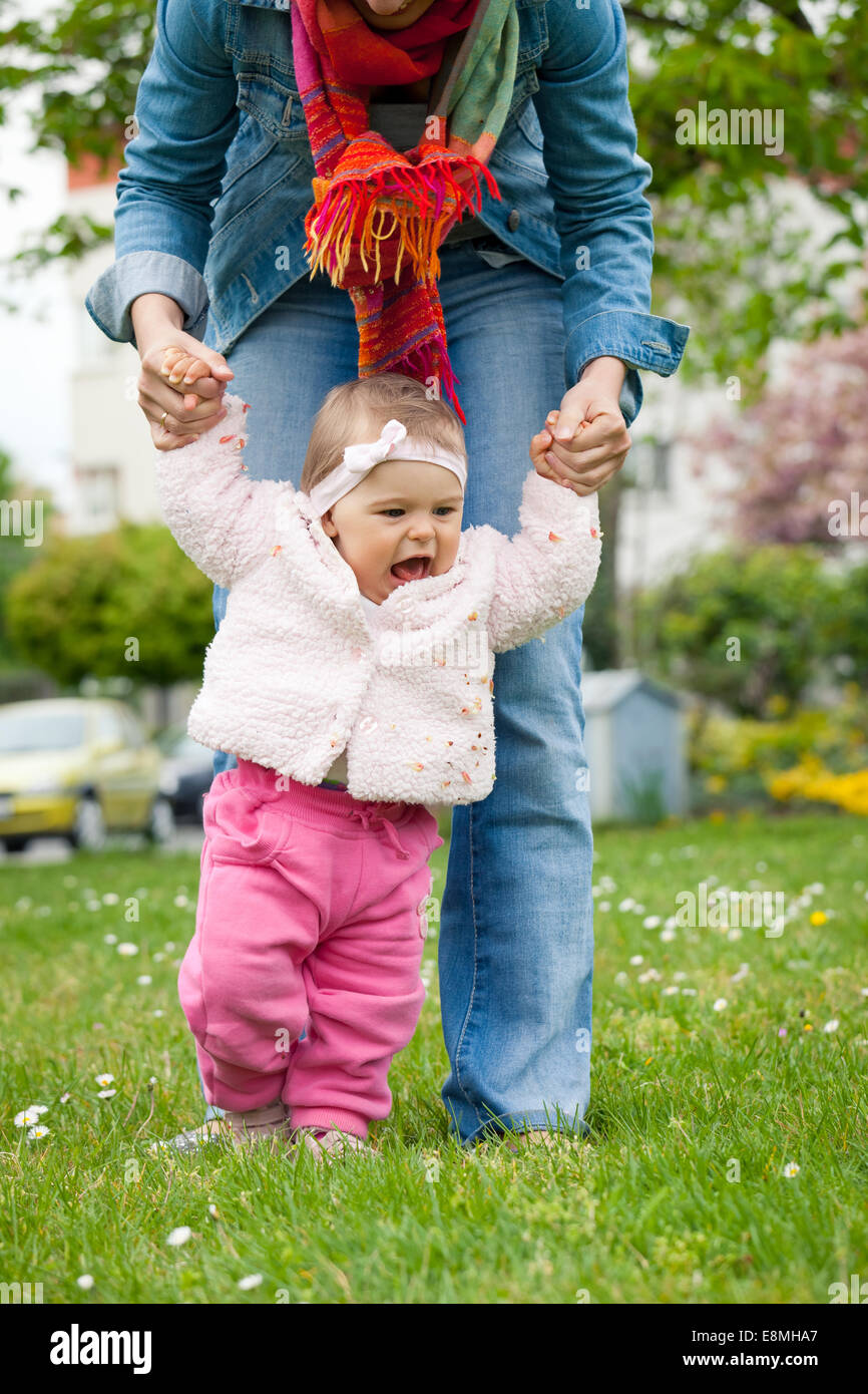 Babys premiers pas Banque de photographies et d’images à haute ...