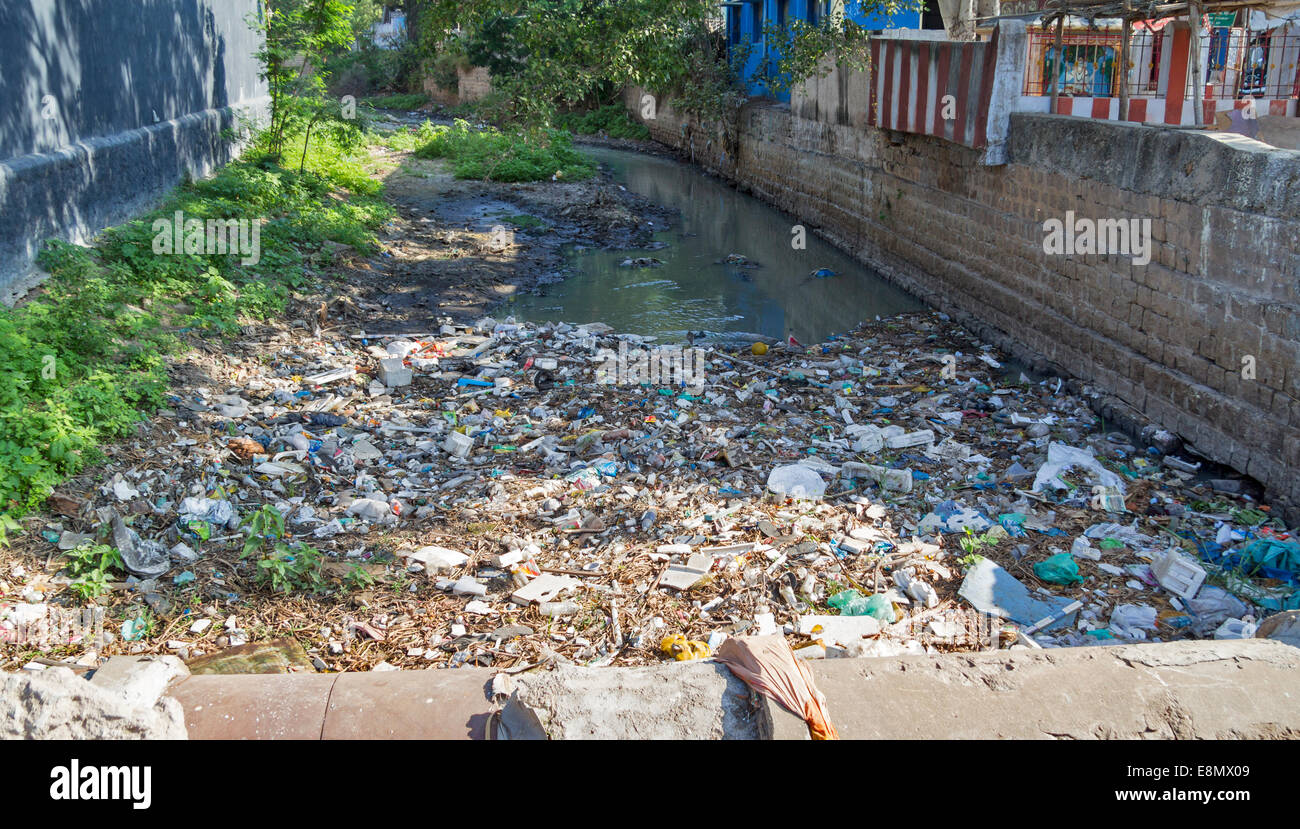 L'INDE UN RUISSEAU PUANT POLLUÉ OU D'ÉGOUT À CIEL OUVERT CHARGÉ D ...
