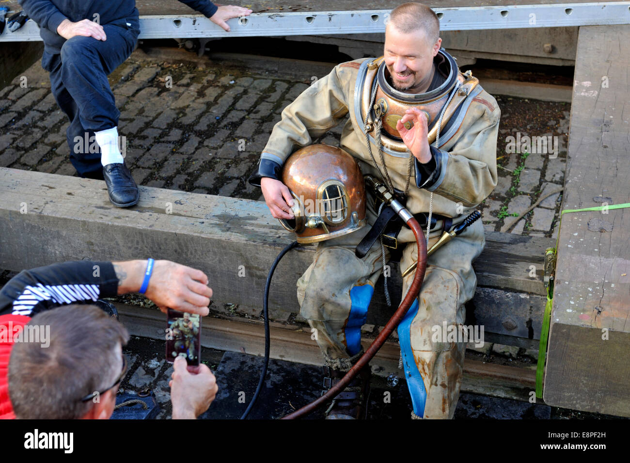 Casque casque de plongée avec des plongeurs qui pose pour la photo ...