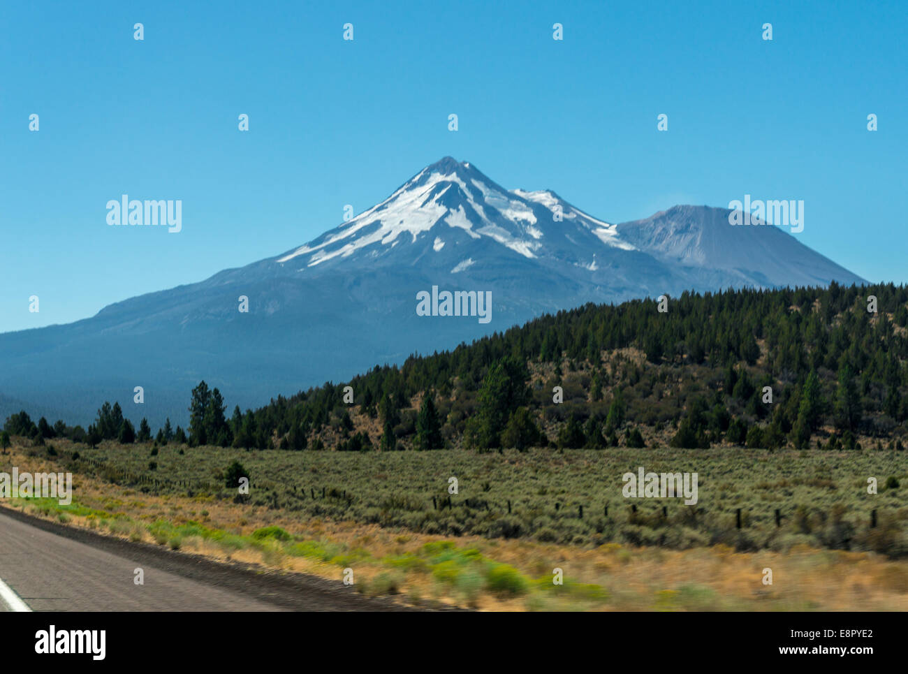 Mount shasta road Banque de photographies et d’images à haute ...