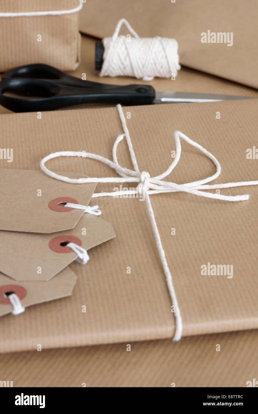 Colis papier Banque de photographies et d’images à haute résolution - Alamy