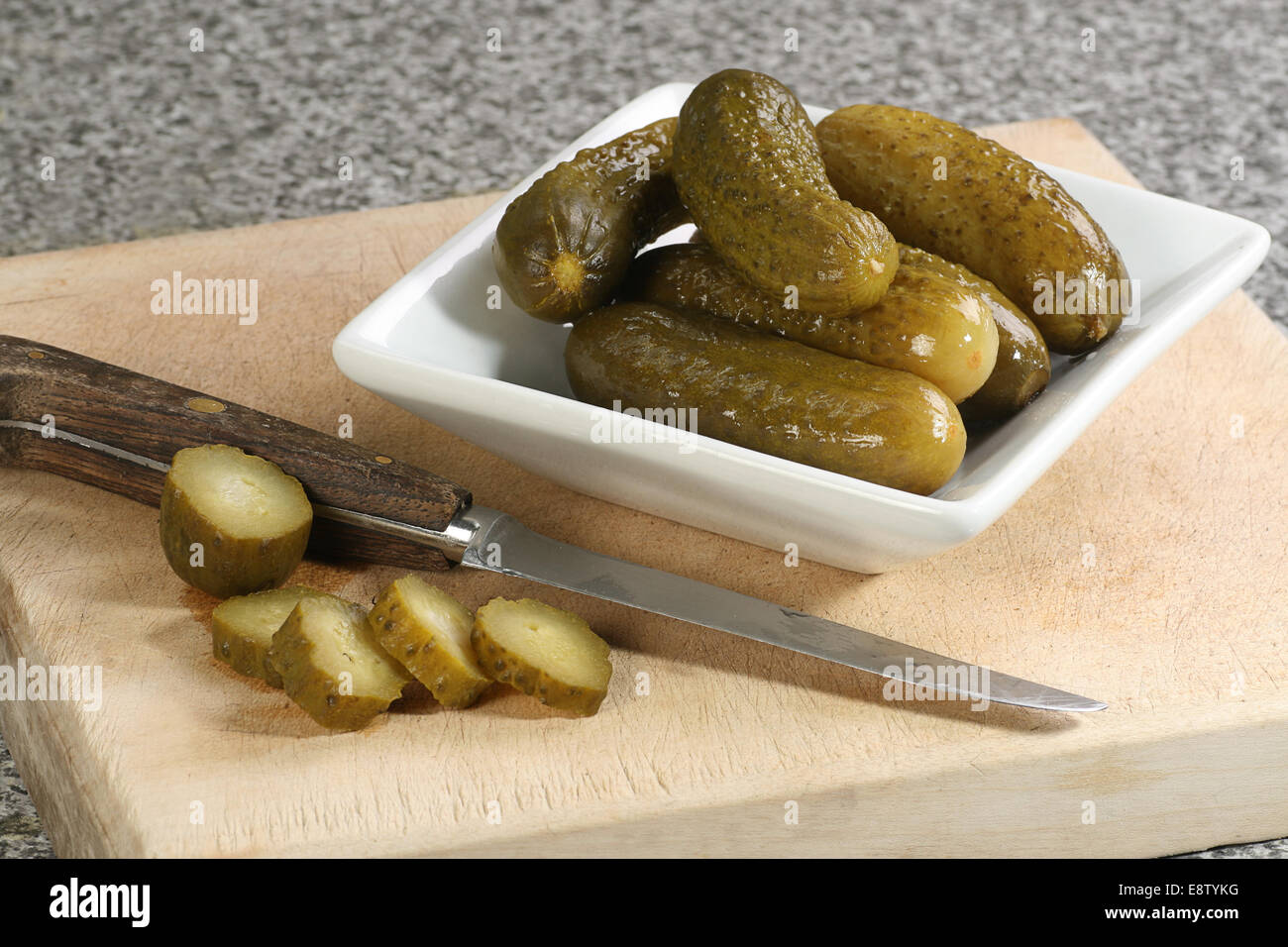 Cornichons et aneth sur planche de bois Banque de photographies et d ...