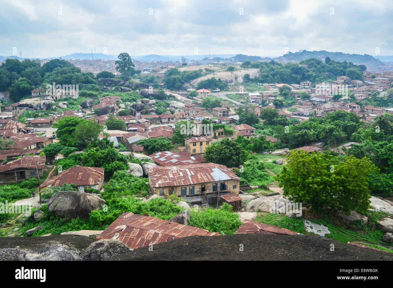 Vue aérienne de la ville d'Abeokuta, Etat d'Ogun (sud-ouest), le Nigeria, et ses maisons aux ...