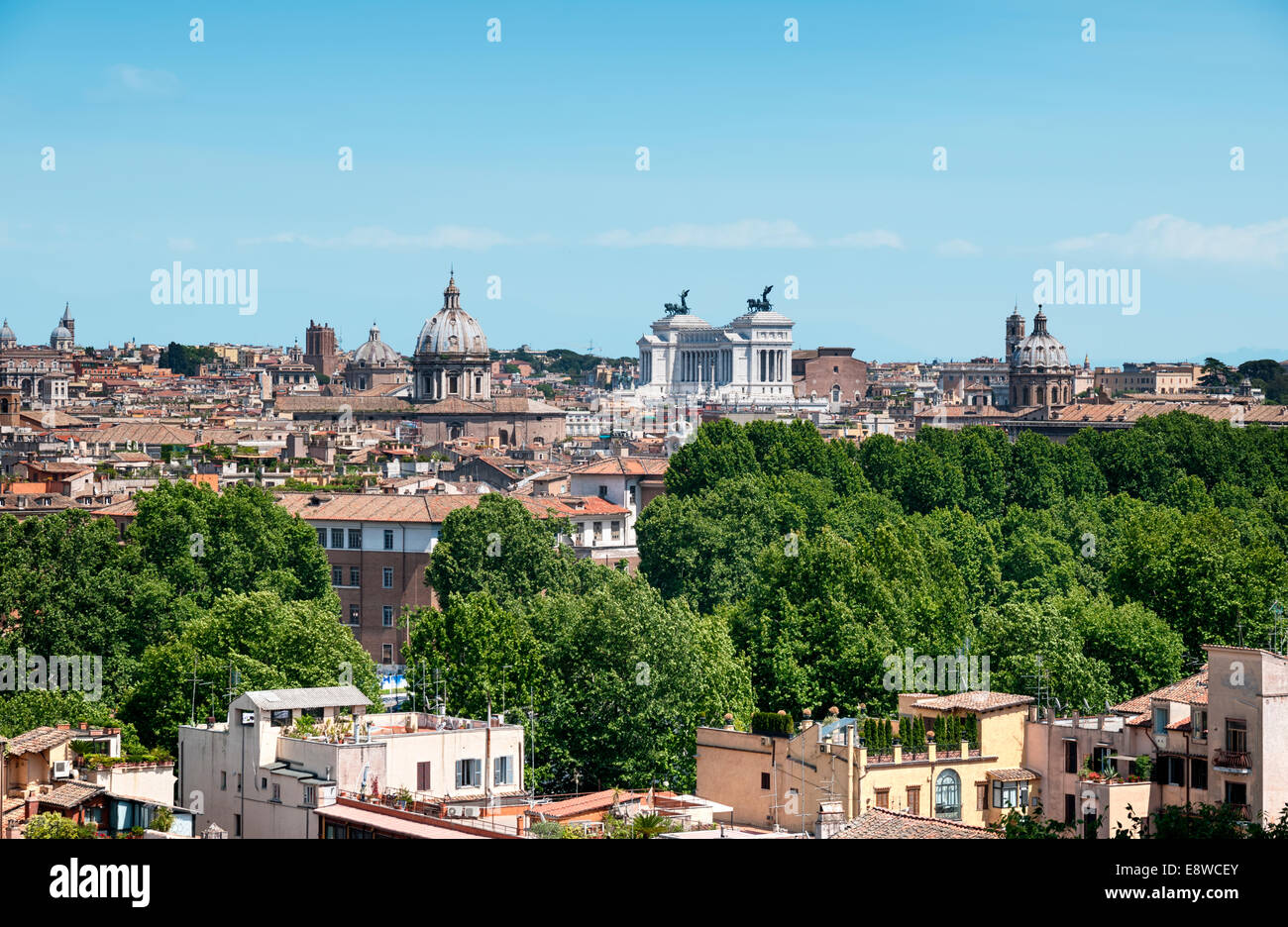 Les toits de Rome, monument Vittorio Emanuele et plusieurs églises ...