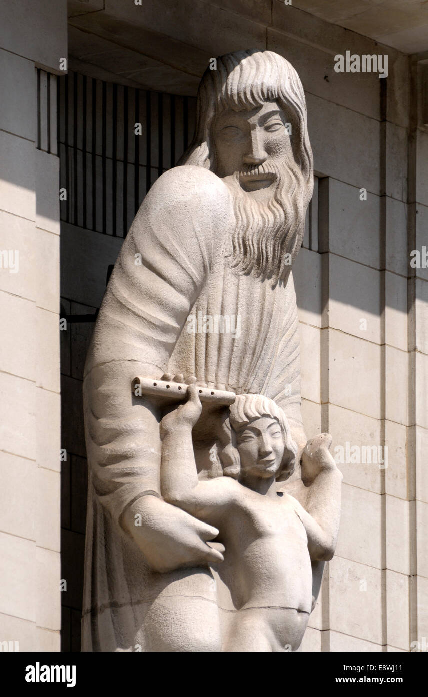 Eric gill statue Banque de photographies et d’images à haute résolution ...