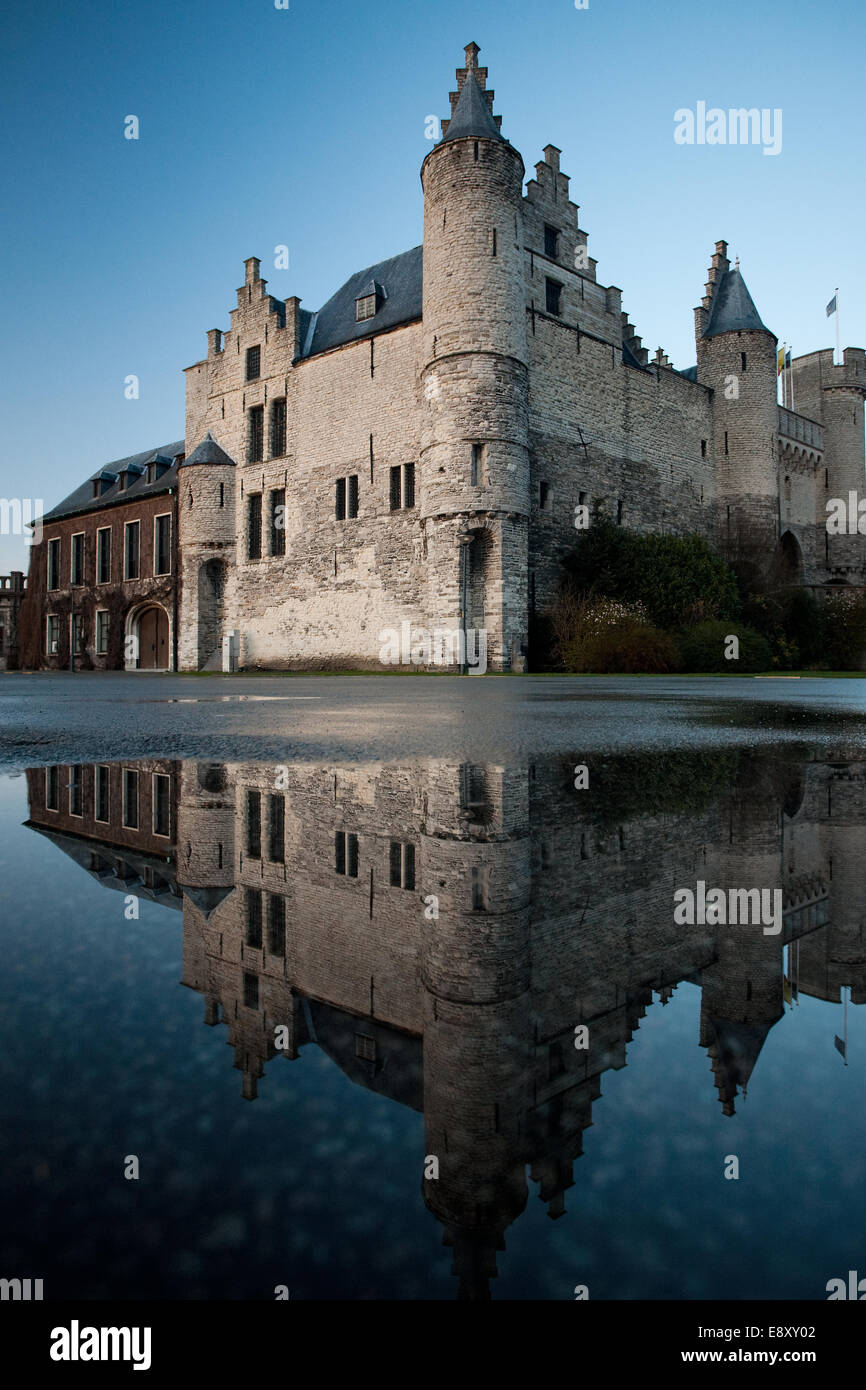Medieval castle het steen antwerp Banque de photographies et d’images à ...