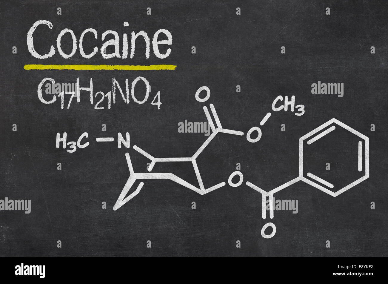 Tableau noir avec la formule chimique de la Cocaïne Photo Stock - Alamy