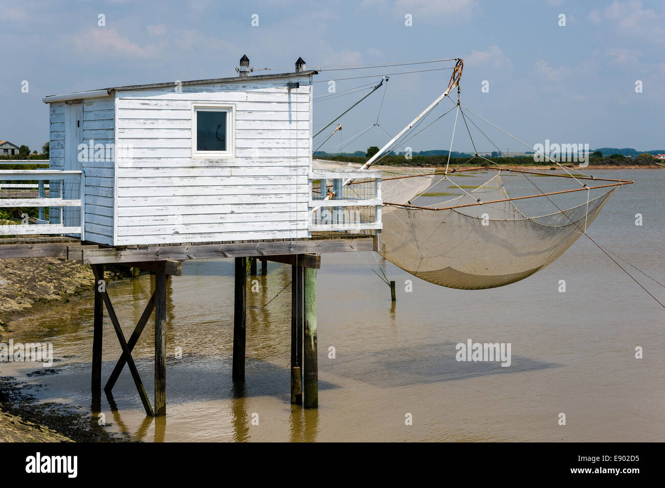 France, Meschers-sur-Gironde. Cabane de pêche traditionnelle, ou ...