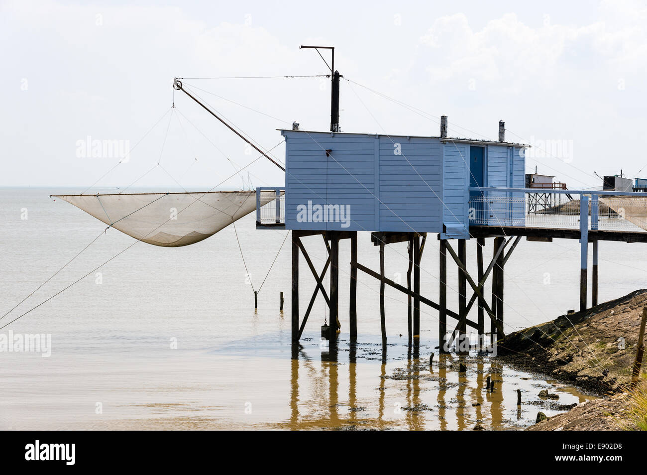 France, Meschers-sur-Gironde. Cabane de pêche traditionnelle, ou ...