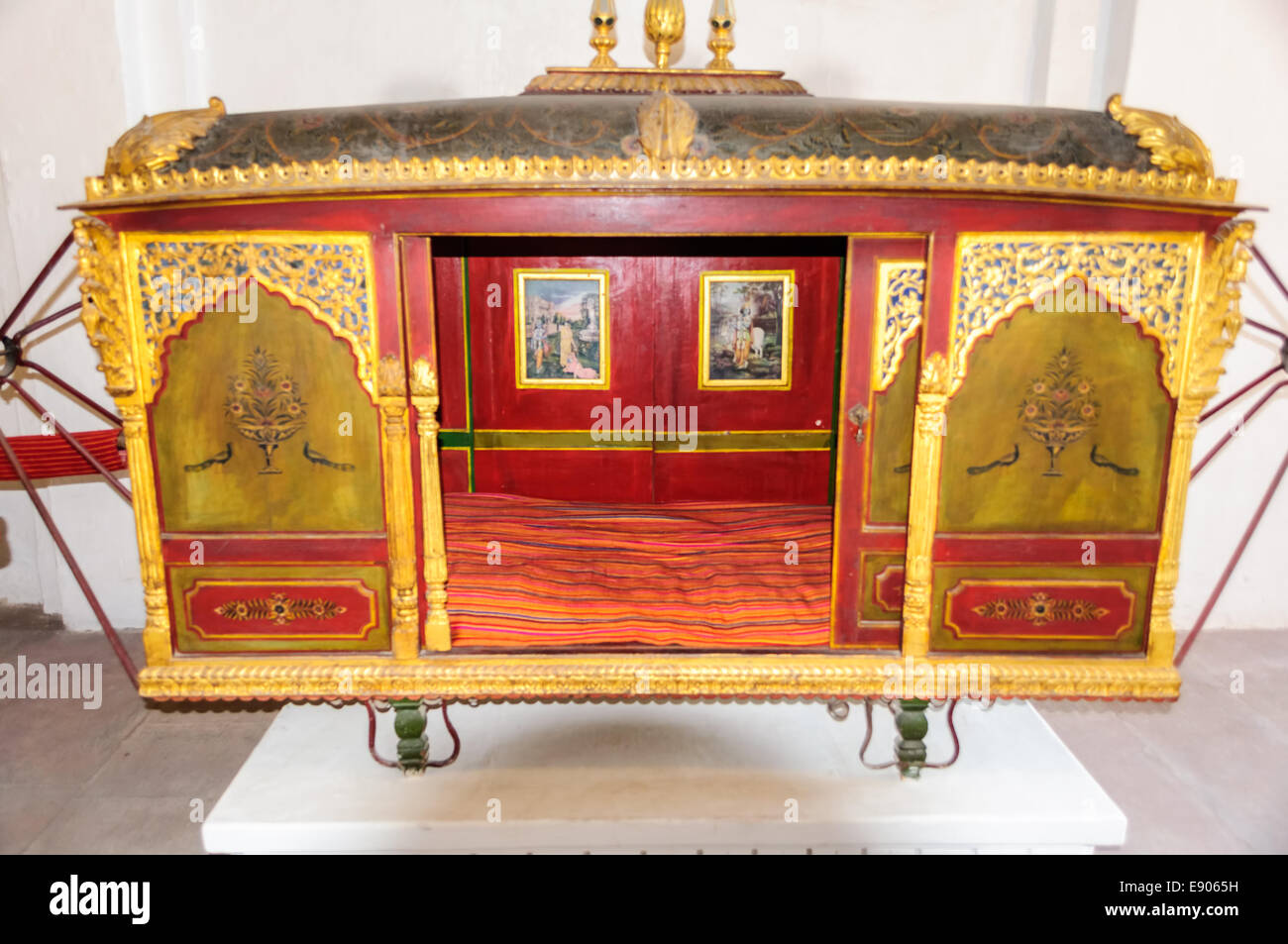 Palanquin with queen Banque de photographies et d’images à haute ...
