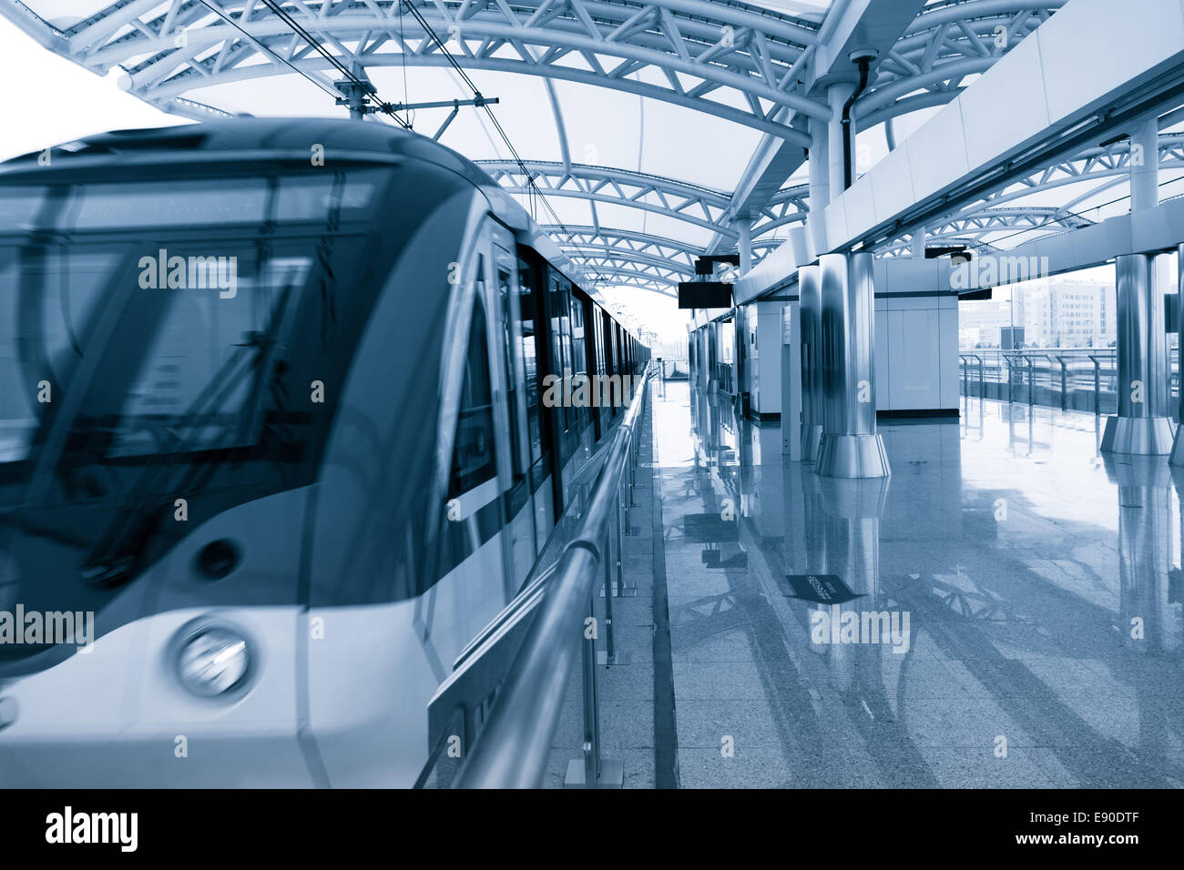 Light rail station Banque de photographies et d’images à haute ...