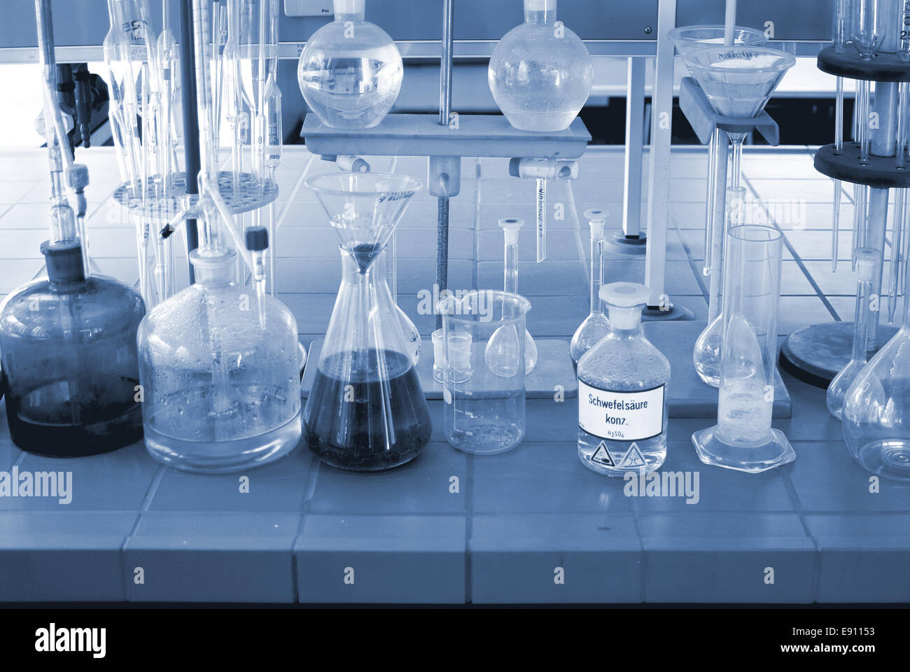 Labo chimie Banque de photographies et d’images à haute résolution - Alamy