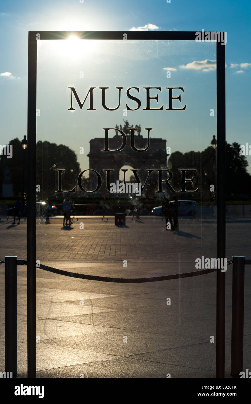 Louvre museum entrance sign paris Banque de photographies et d’images à ...