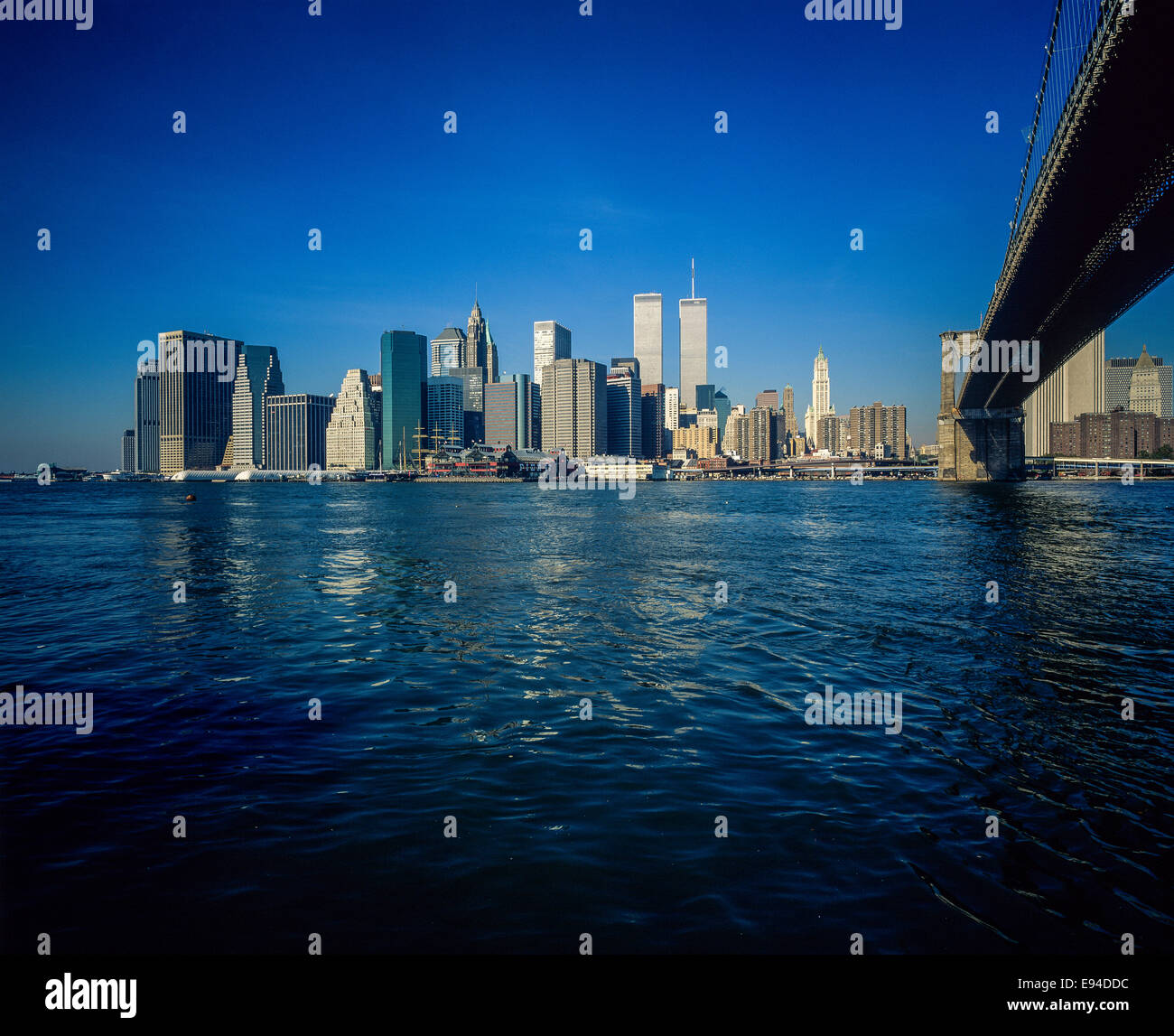 Lower Manhattan skyline avec pont de Brooklyn et East River avant le 11 ...