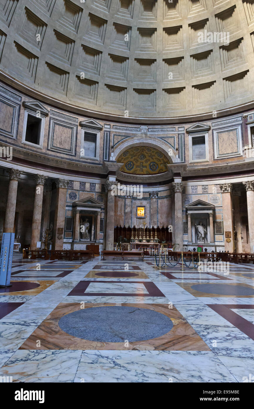 Le bel intérieur de l'emblématique Panthéon de la ville de Rome, Italie ...