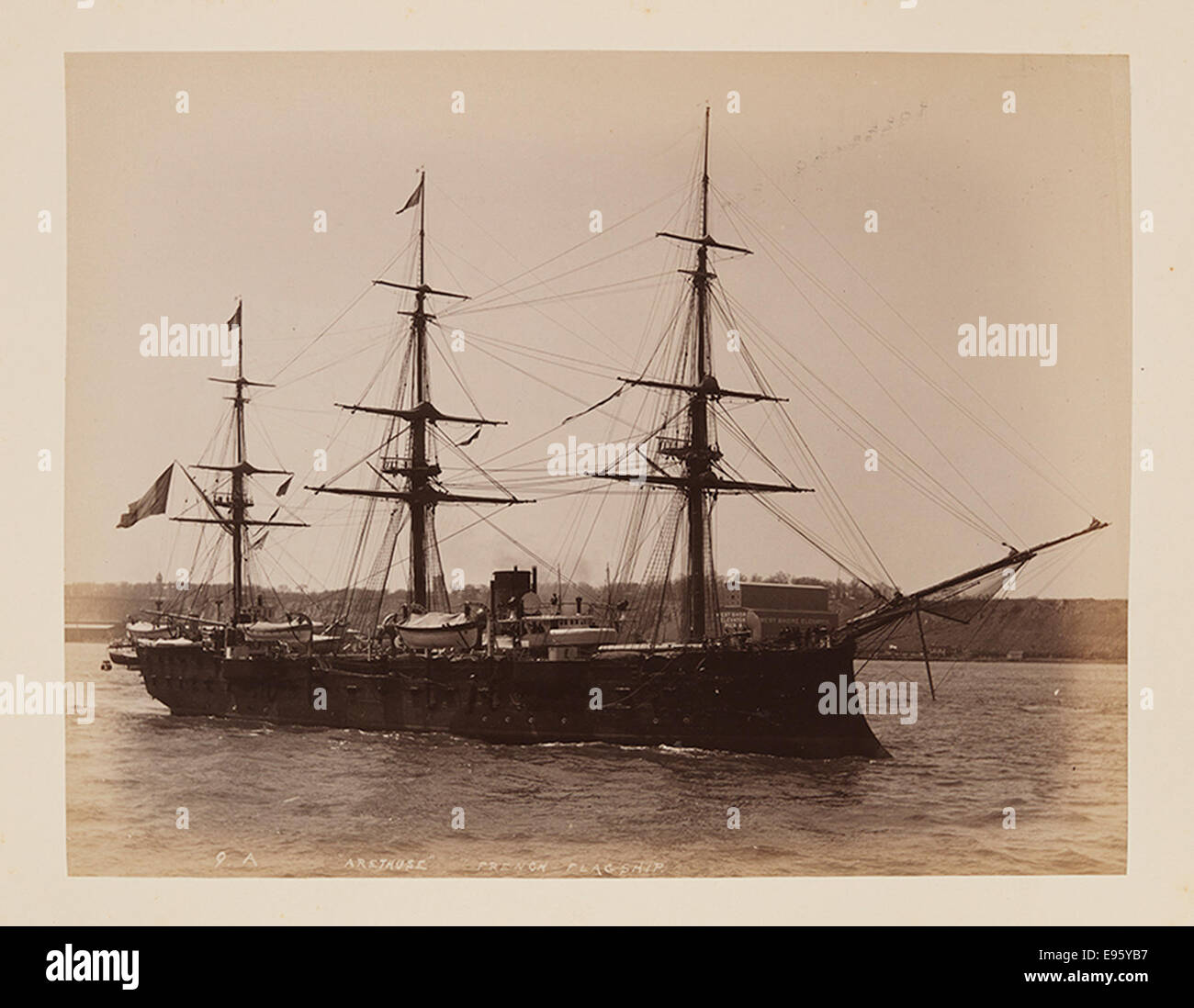 Une photographie du navire amiral français Arethuse, qui fait partie de ...