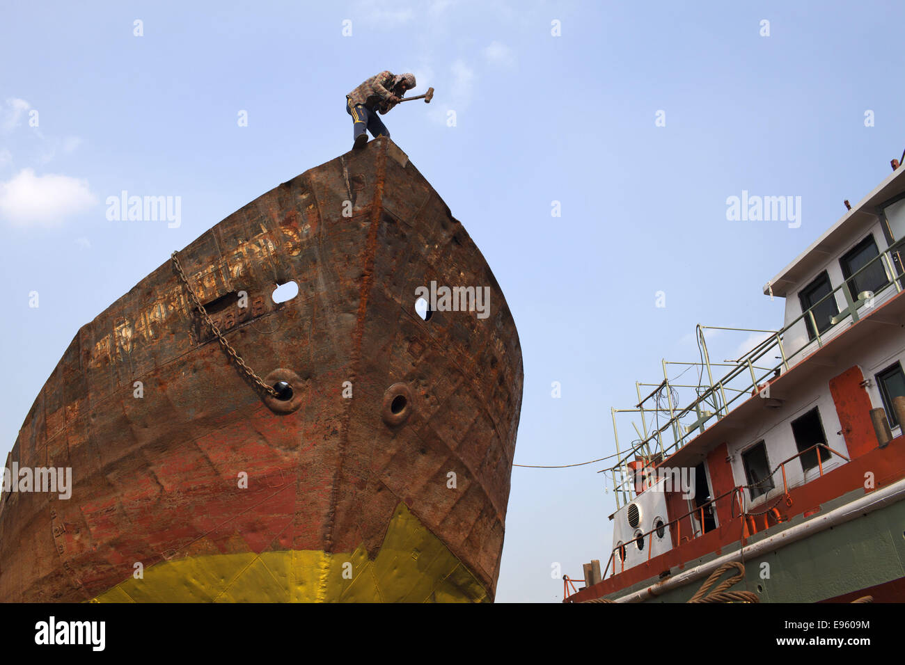 20 octobre 2014 - ouvrier dans un chantier naval à Dhaka. Il y a plus ...