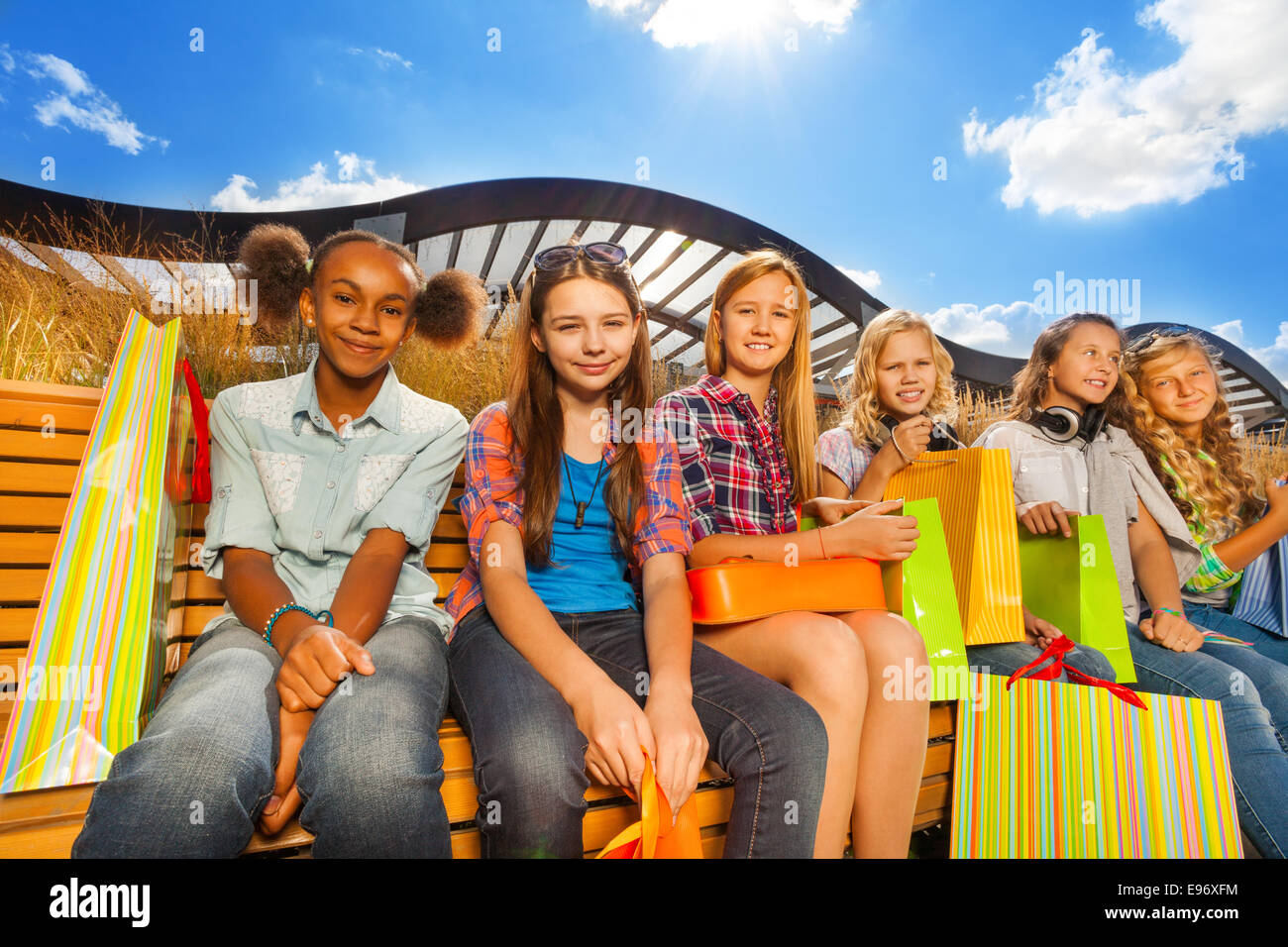 Sits on bench Banque de photographies et d’images à haute résolution - Alamy